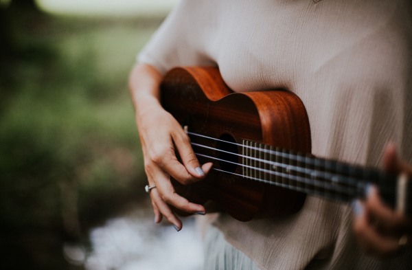 How to hold a ukulele? Tips for beginners - Consordini.com